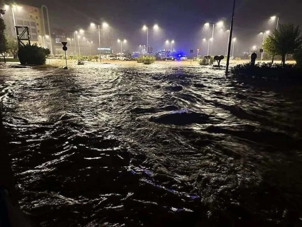 Χαοτική η κατάσταση στον Βόλο: Απεγκλωβισμοί και πλημμυρισμένα σπίτια ...