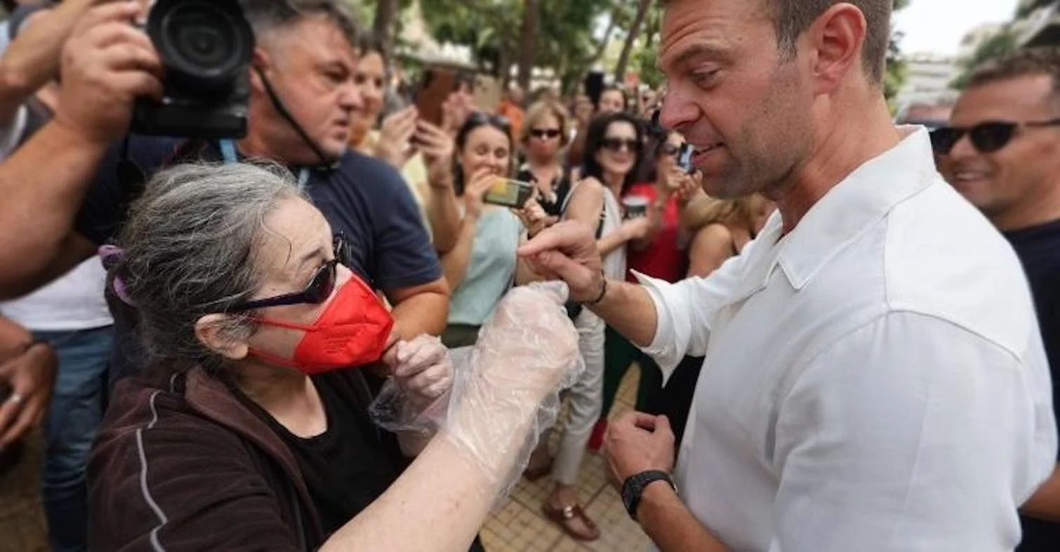 Η Ελένη Λουκά με μάσκα και γάντια… την έπεσε στον Κασσελάκη – Η ...