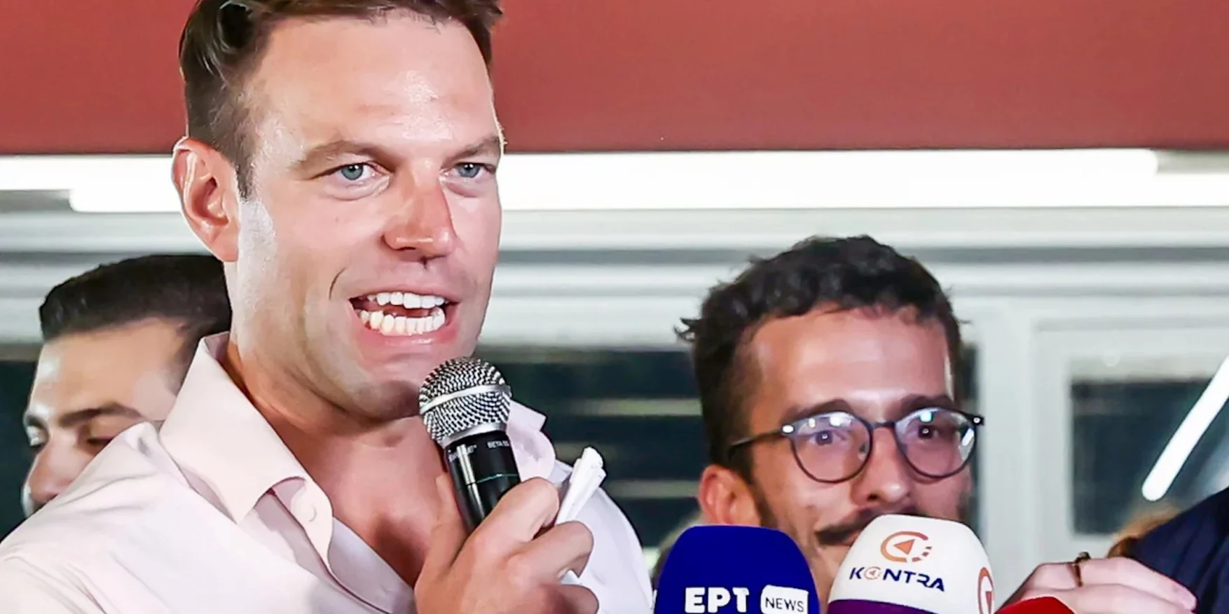 Ποιος είναι ο νεαρός με τα γυαλιά που στεκόταν διαρκώς πίσω από τον ...