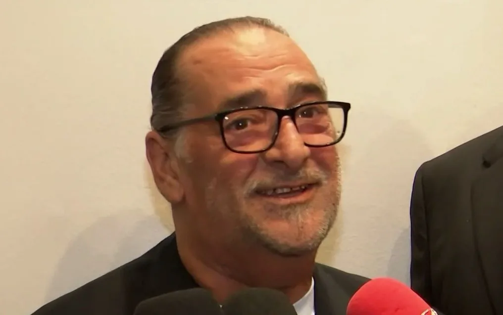 Βασίλης Καρράς: Ο άνθρωπος που ανέβασε τη φωτоγραφία μέσα από το ...