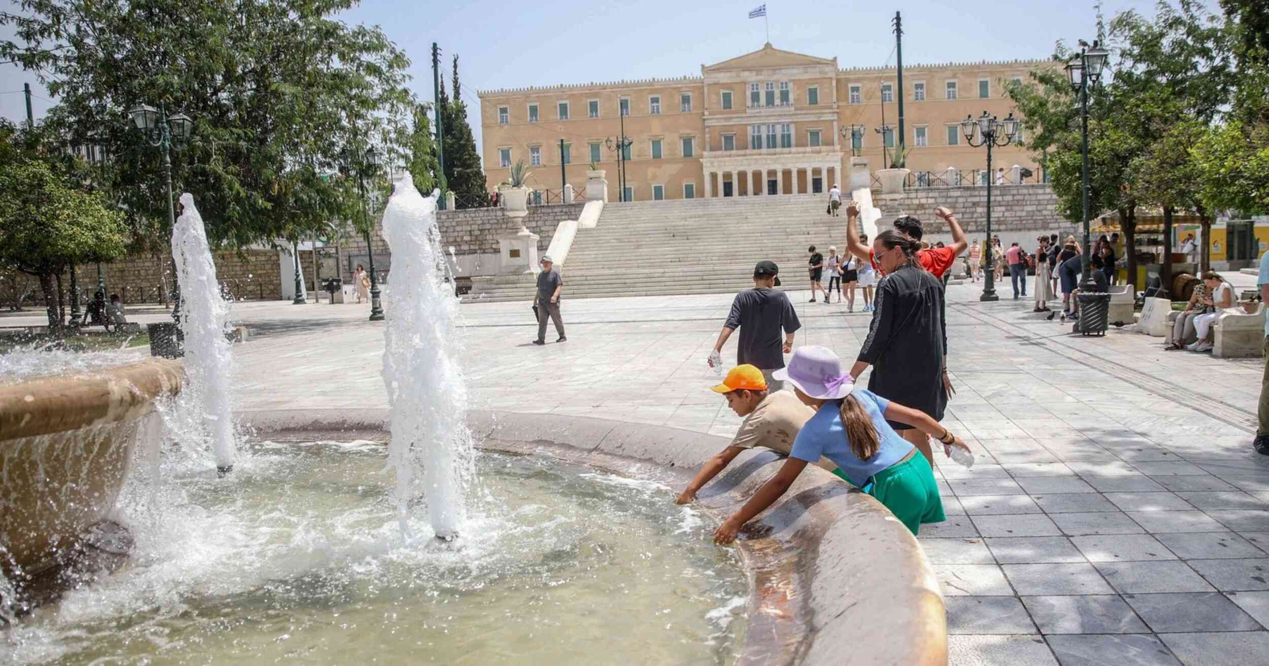 Καιρός: Κατεβαίνει η θερμοκρασία από αύριο – Που θα πέσουν μεμονωμένες ...