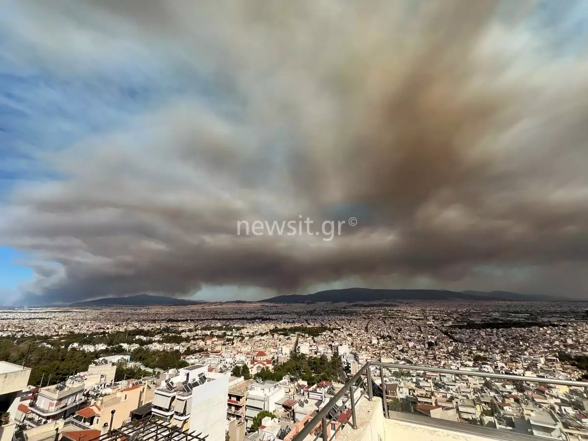 Φωτιές τώρα στην Αττική – Κάηκαν σπίτια σε Βαρνάβα και Νέο Μάζι στα ...