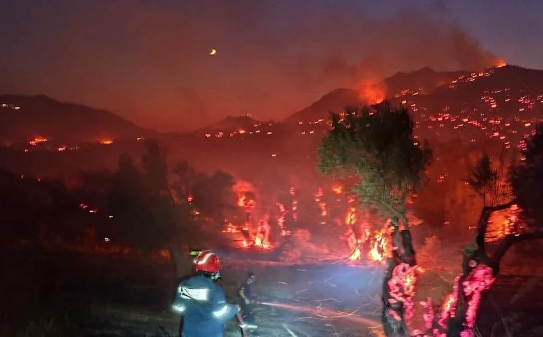 Μεγάλη φωτιά ΤΩΡΑ – Έρχεται δύσκολη νύχτα – Μάχη για να μην μπουν οι ...
