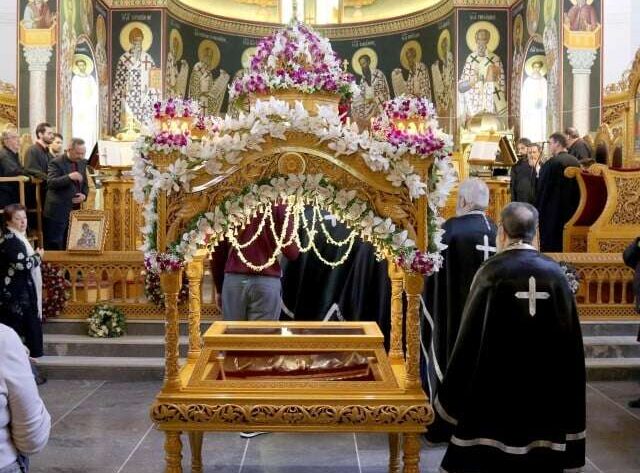 Γιατί περνάμε κάτω από τον επιτάφιο την Μεγάλη Παρασκευή; – Ο ...