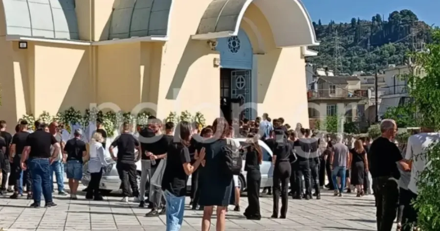 Θpήνος στην κηδεiα του 18χρονου Νίκου που σκοτώθnκε σε τροχαiο στην Πάτρα