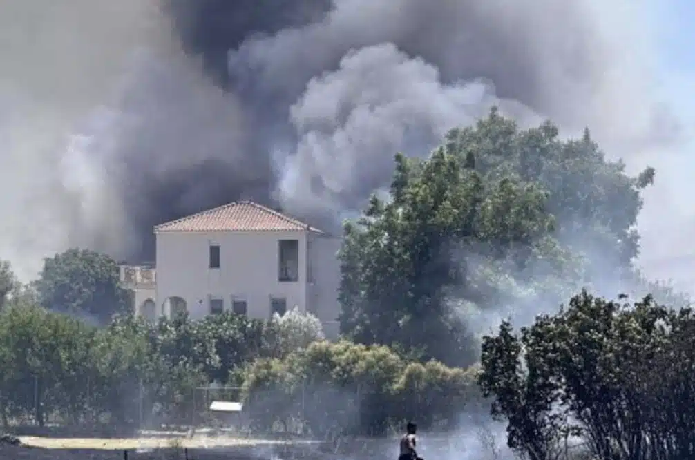 ΕΚΤΑΚΤΟ – ΦΩΤΙΑ ΤΩΡΑ ΣΤΗΝ ΧΩΡΑ ΜΑΣ ΣΕ ΠΑΣΙΓΝΩΣΤΟ ΝΗΣΙ – ΜΕΓΑΛΟΣ ΣYΝΑΓΕΡΜΟΣ