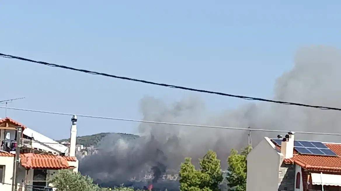 ΦΩΤΙΑ ΤΩΡΑ ΣΤΗΝ ΑΤΤΙΚΗ ΚΟΝΤΑ ΣΕ ΣΠΙΤΙΑ - ΣΥΝΑΓΕΡΜΟΣ ΣΤΗΝ ΠΥΡΟΣΒΕΣΤΙΚΗ