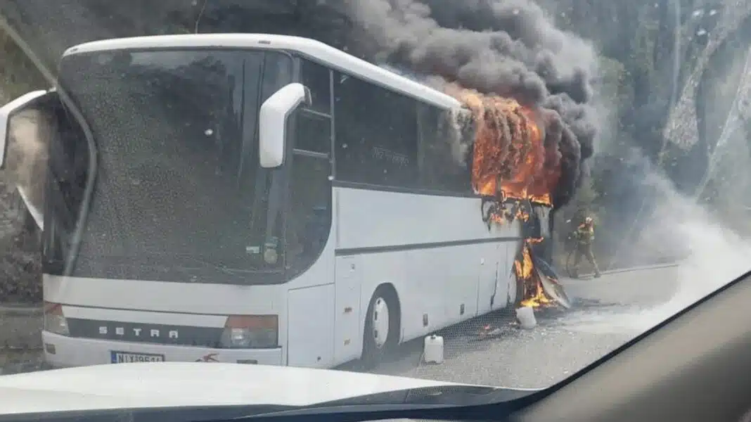 ΤΡΟΜΟΣ ΤΩΡΑ ΣΕ ΛΕΩΦΟΡΕΊΟ ΣΤΗΝ ΧΩΡΑ ΜΑΣ - ΕΠΙΑΣΕ ΦΩΤΙΑ ΤΡΕΧΟΥΝ ΝΑ ΣΩΘΟΥΝ ...