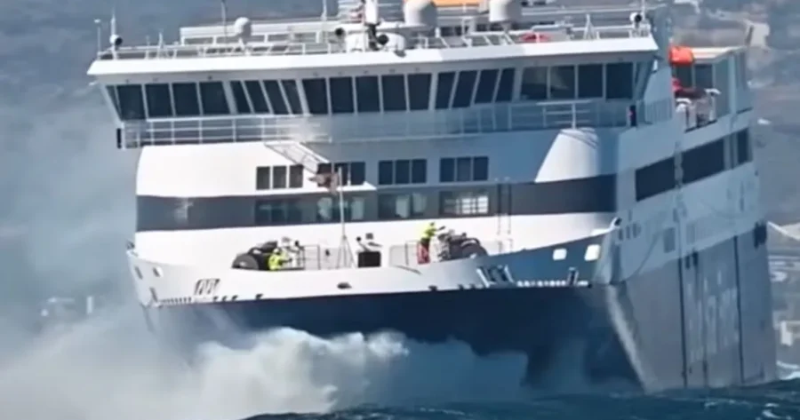 Θρίλερ με το Blue Star Naxos: Πάλευε στα κύματα με 9 μποφόρ – Είχε ...