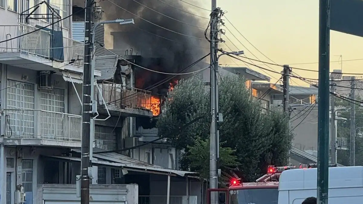 ΦΩΤΙΑ ΤΩΡΑ ΣΤΗΝ ΑΘΗΝΑ - ΣΥΝΑΓΕΡΜΟΣ ΣΤΗΝ ΠΥΡΟΣΒΕΣΤΙΚΗ