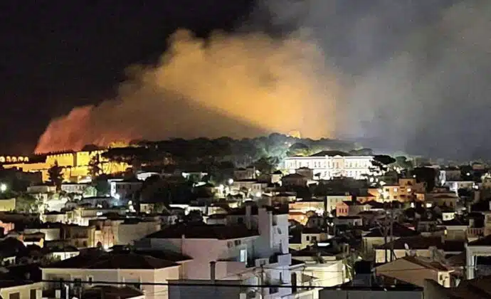 ΜΕΓΑΛΗ ΦΩΤΙΑ ΣΕ ΝΗΣΙ ΤΩΡΑ ΚΟΝΤΑ ΣΕ ΣΠΙΤΙΑ ΣΥΝΑΓΕΡΜΟΣ ΣΤΗΝ ΠΥΡΟΣΒΕΣΤΙΚΗ